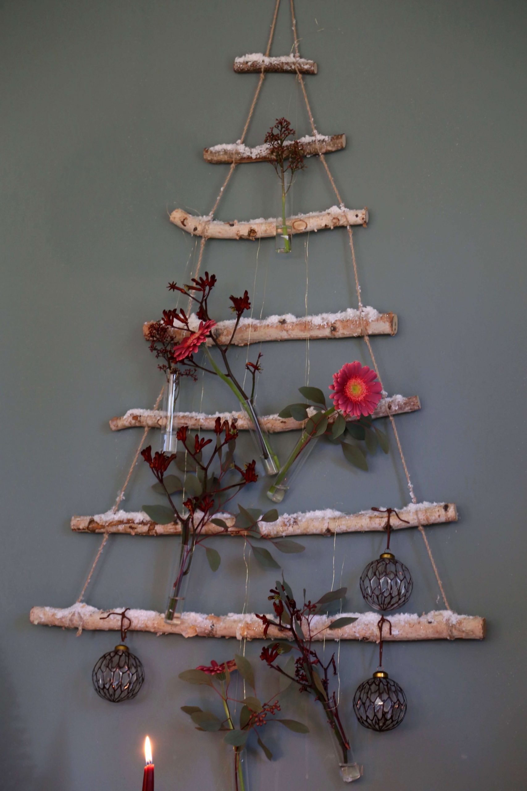 Joulupuu seinällä - Järvenpään Kukkatalo